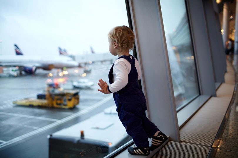 21 ESSENTIAL Tips for Flying with a Baby or Toddler